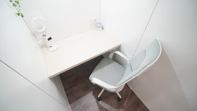 <ビズボ神田南口No.7>【換気ファン付完全個室】神田駅徒歩2分🚃光回線Wi-Fi📶電源🔌テレワーク/作業の写真4