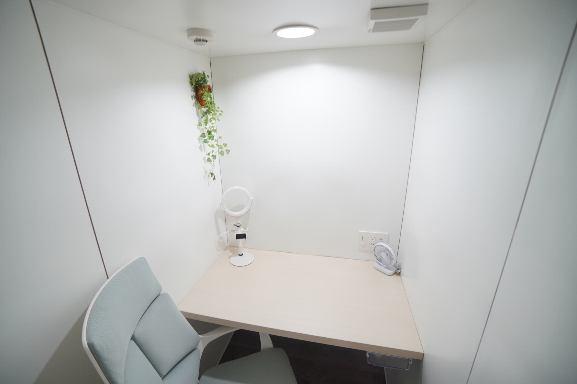 ＜ビズボ神田南口No.7＞【換気ファン付完全個室】神田駅徒歩2分🚃光回線Wi-Fi📶電源🔌テレワーク/作業の写真5