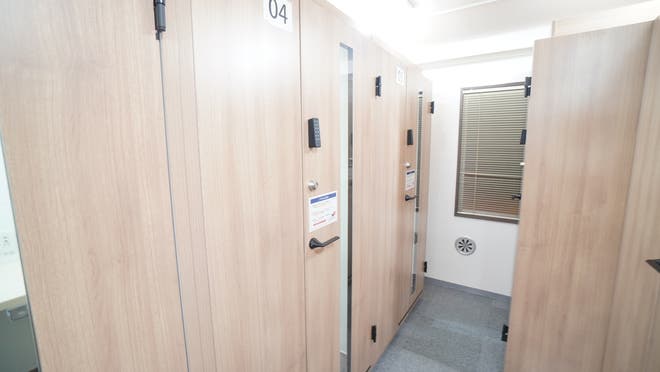 <ビズボ神田南口No.5>【換気ファン付完全個室】神田駅徒歩2分🚃光回線Wi-Fi📶電源🔌テレワーク/作業の写真8