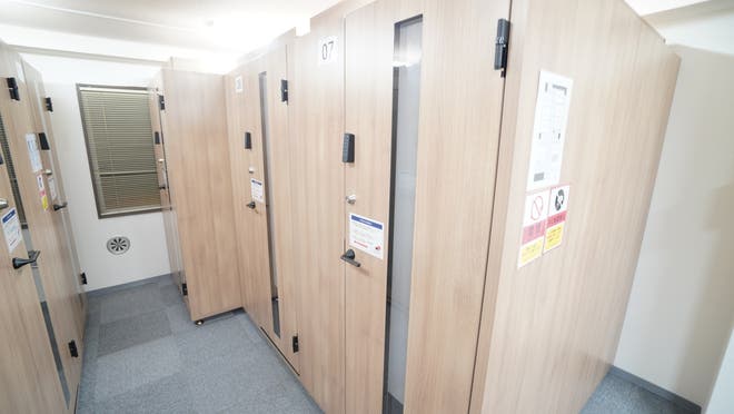 <ビズボ神田南口No.5>【換気ファン付完全個室】神田駅徒歩2分🚃光回線Wi-Fi📶電源🔌テレワーク/作業の写真9