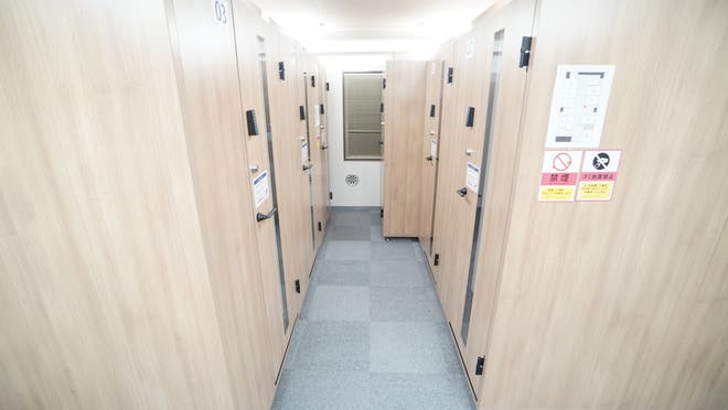 <ビズボ神田南口No.6>【換気ファン付完全個室】神田駅徒歩2分🚃光回線Wi-Fi📶電源🔌テレワーク/作業の写真2