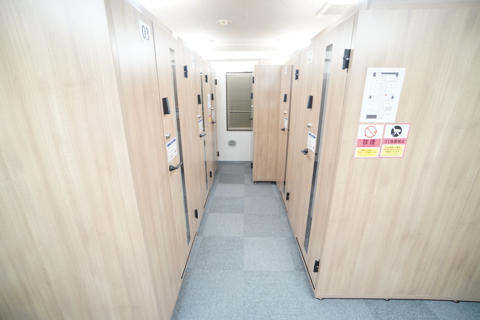 ＜ビズボ神田南口No.7＞【換気ファン付完全個室】神田駅徒歩2分🚃光回線Wi-Fi📶電源🔌テレワーク/作業の写真2