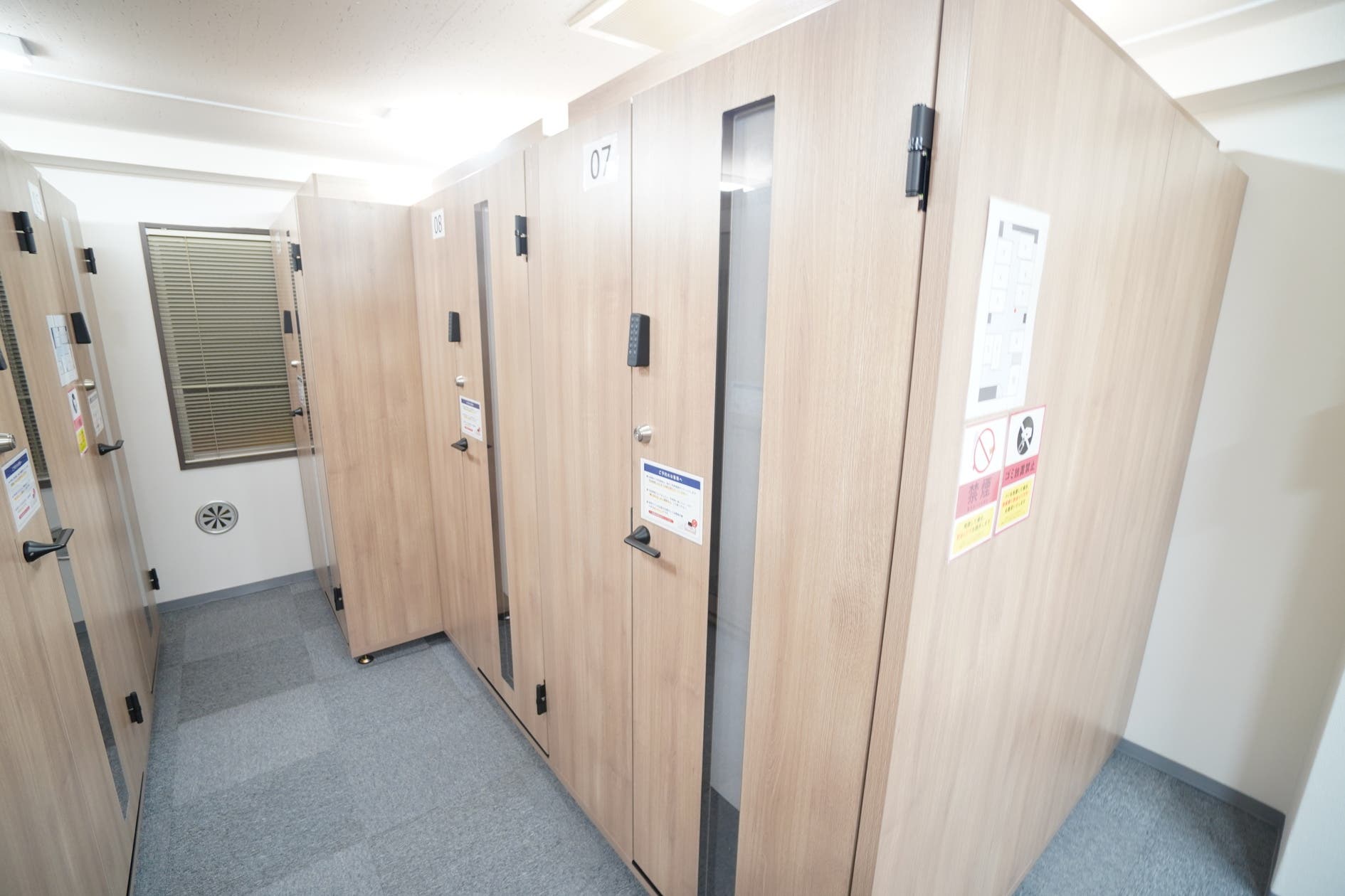 ＜ビズボ神田南口No.8＞【換気ファン付完全個室】神田駅徒歩2分🚃光回線Wi-Fi📶電源🔌テレワーク/作業の写真9