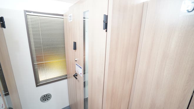 <ビズボ神田南口No.4>【換気ファン付完全個室】神田駅徒歩2分🚃光回線Wi-Fi📶電源🔌テレワーク/作業の写真10