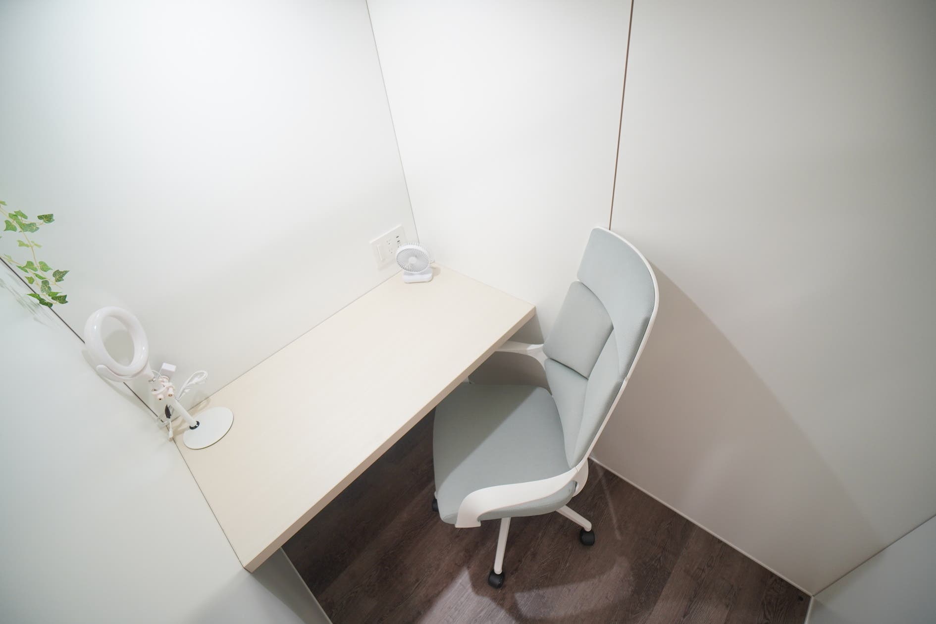 ＜ビズボ赤坂見附駅前No.8＞【換気ファン付完全個室】10番出口1分🚃光回線Wi-Fi📶電源🔌テレワーク/ZOOM/作業の写真1