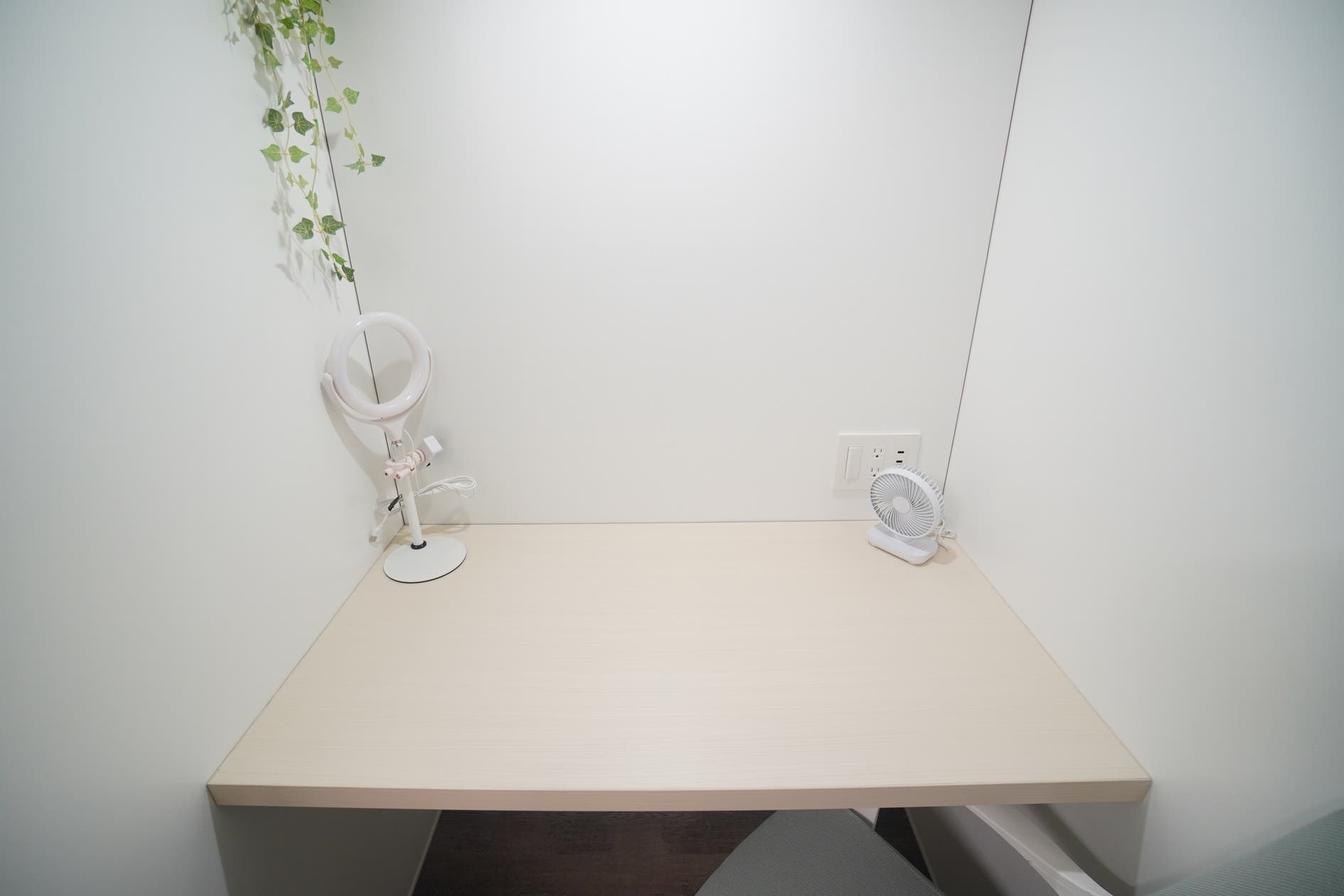 ＜ビズボ赤坂見附駅前No.8＞【換気ファン付完全個室】10番出口1分🚃光回線Wi-Fi📶電源🔌テレワーク/ZOOM/作業の写真3