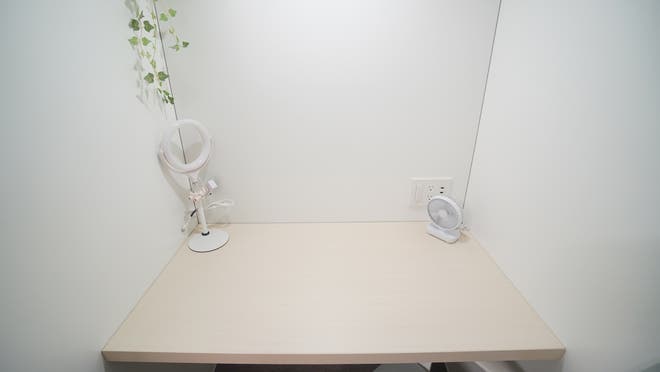 <ビズボ赤坂見附駅前No.8>【換気ファン付完全個室】10番出口1分🚃光回線Wi-Fi📶電源🔌テレワーク/ZOOM/作業の写真3