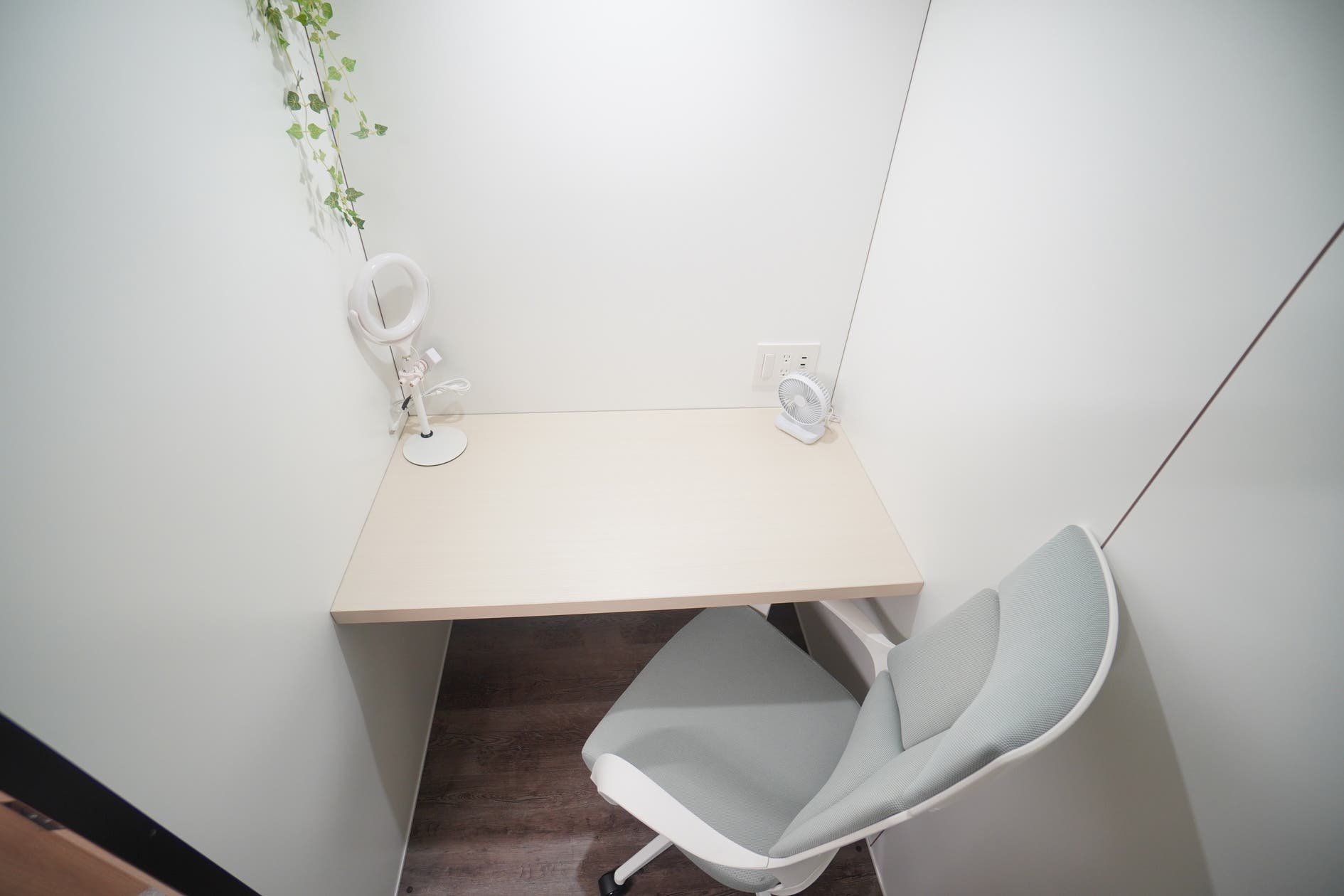 ＜ビズボ赤坂見附駅前No.8＞【換気ファン付完全個室】10番出口1分🚃光回線Wi-Fi📶電源🔌テレワーク/ZOOM/作業の写真4