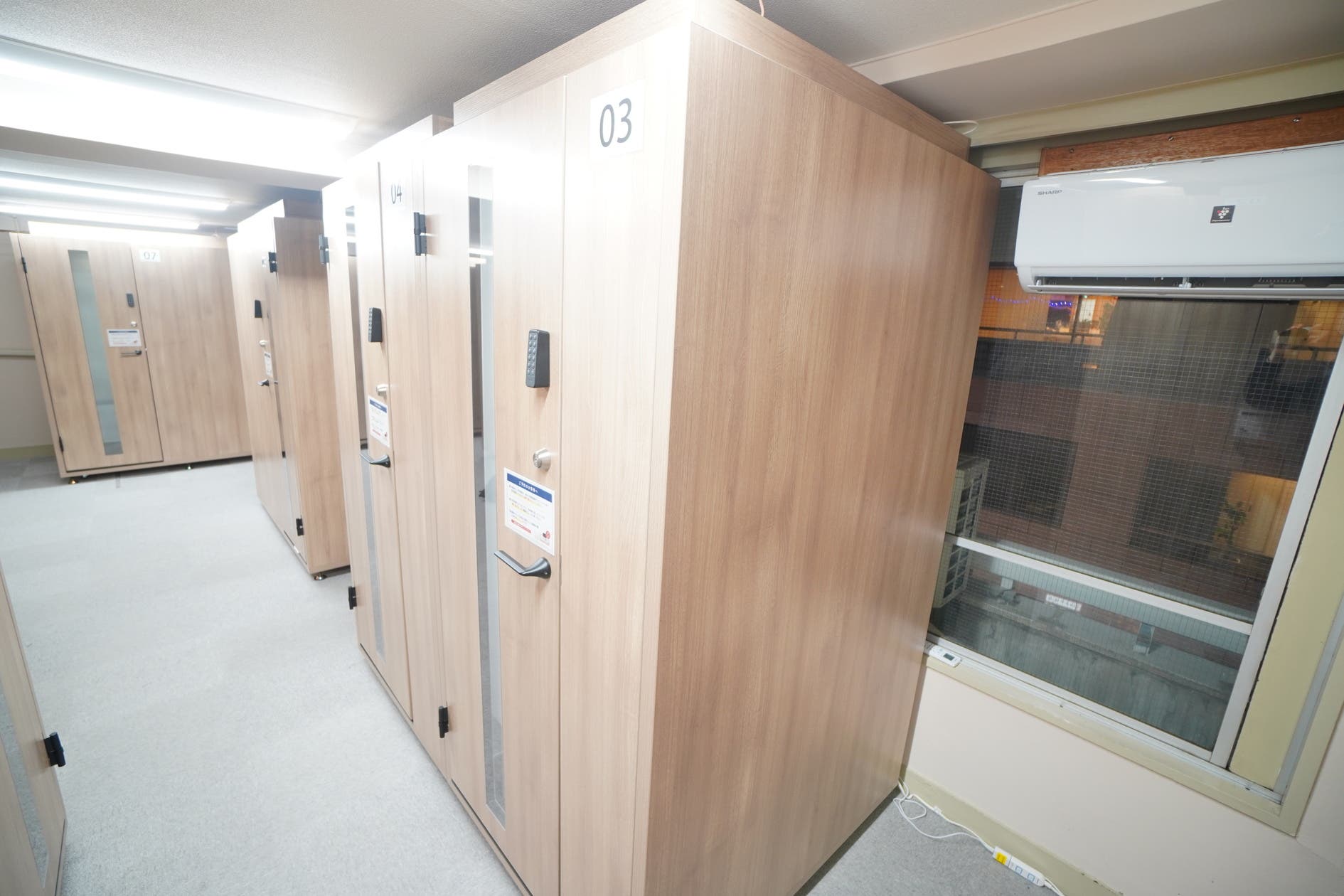 ＜ビズボ赤坂見附駅前No.8＞【換気ファン付完全個室】10番出口1分🚃光回線Wi-Fi📶電源🔌テレワーク/ZOOM/作業の写真2