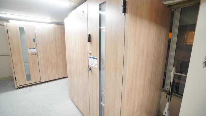 <ビズボ赤坂見附駅前No.8>【換気ファン付完全個室】10番出口1分🚃光回線Wi-Fi📶電源🔌テレワーク/ZOOM/作業の写真6