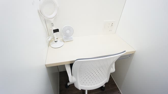 <ビズボ大手町駅前No.4>【換気ファン付完全個室】大手町駅徒歩4分🚃光回線Wi-Fi📶電源🔌テレワーク/ZOOMの写真1