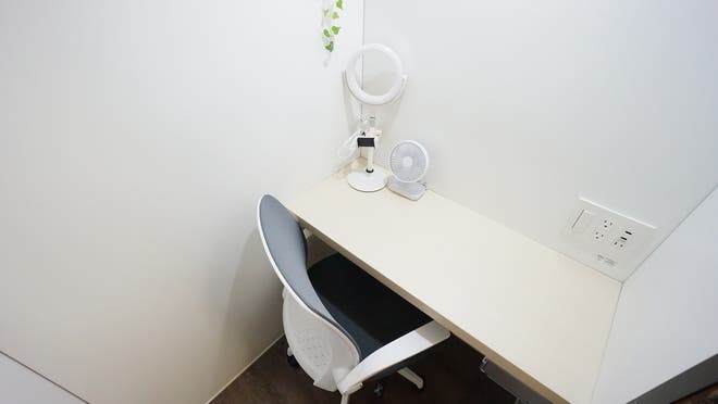 <ビズボ大手町駅前No.6>【換気ファン付完全個室】大手町駅徒歩4分🚃光回線Wi-Fi📶電源🔌テレワーク/ZOOMの写真1