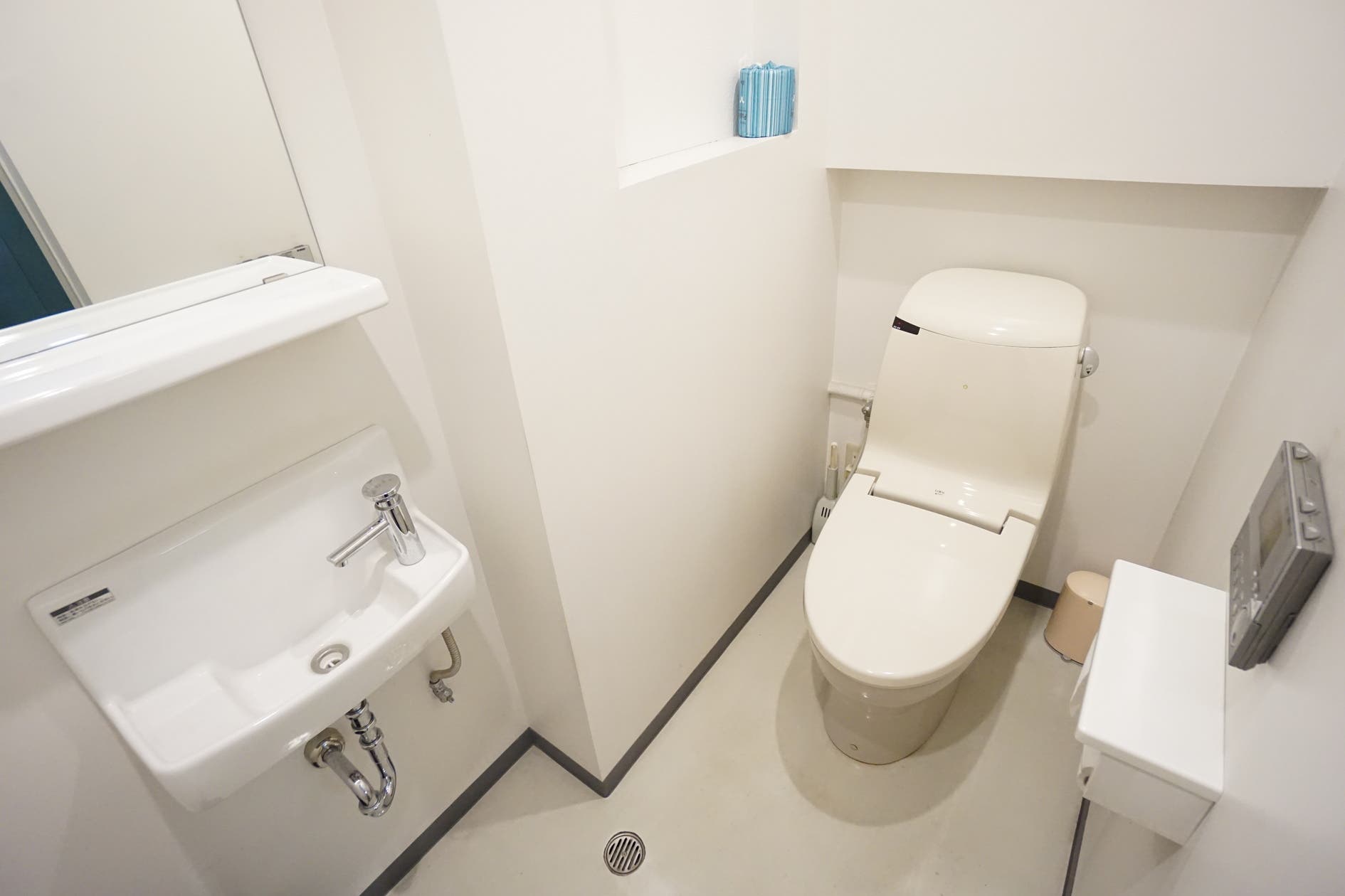 ＜ビズボ大手町駅前No.2＞【換気ファン付完全個室】大手町駅徒歩4分🚃光回線Wi-Fi📶電源🔌テレワーク/ZOOMの写真9