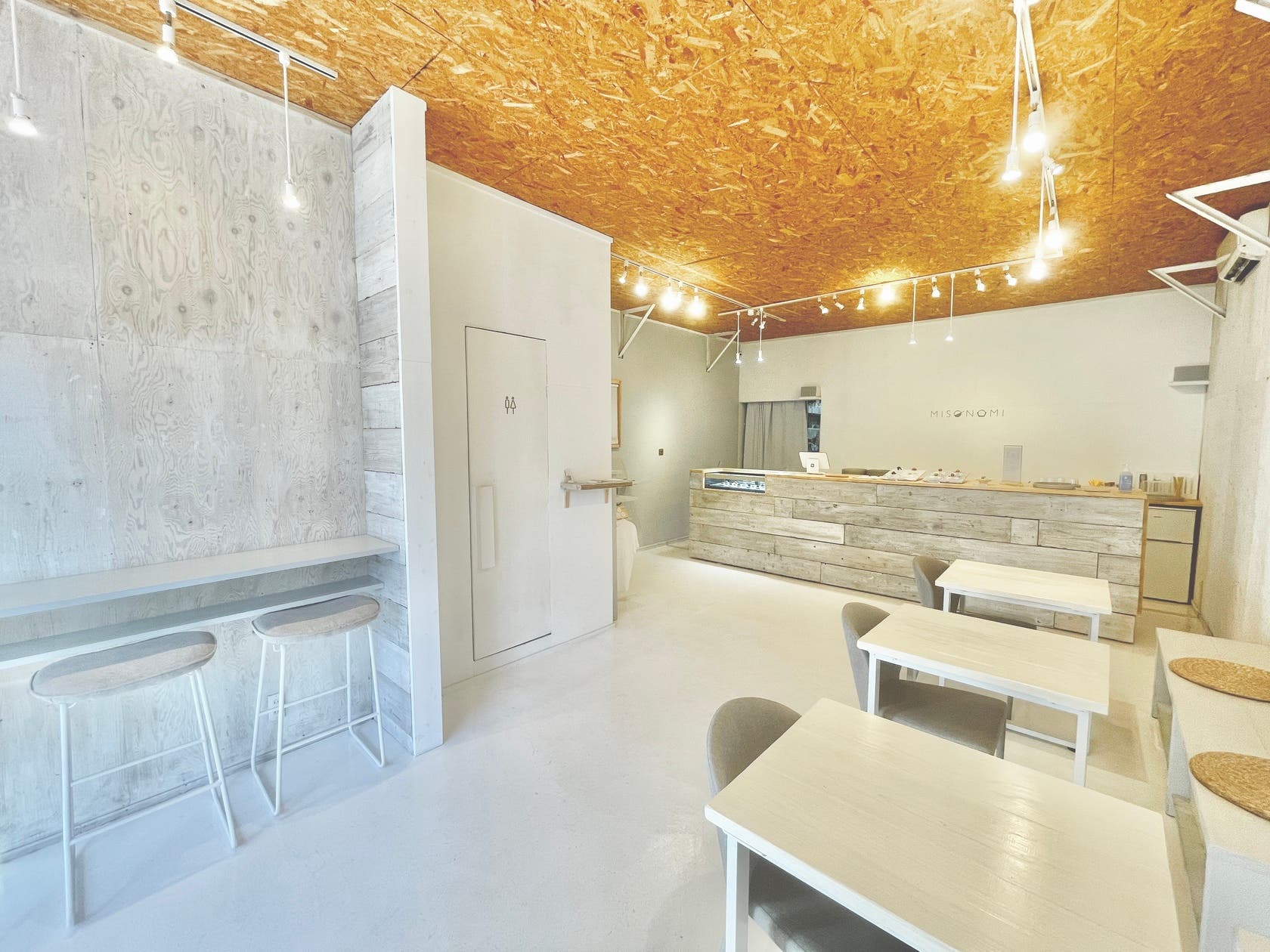 【清澄白河・森下駅徒歩6分】天高3M・奥行9M・天然木100%の真っ白カフェ空間の写真4