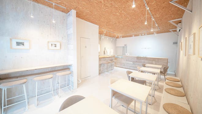 【清澄白河・森下駅徒歩6分】天高3M・奥行9M・天然木100%の真っ白カフェ空間の写真1