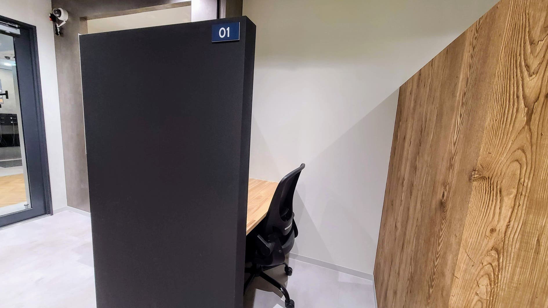 王子駅から徒歩5分圏内の個人ブース！リモートワークに最適なモニター付き！【ブースNo.1】の写真1