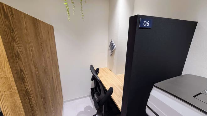 王子駅から徒歩5分圏内の個人ブース!リモートワークに最適なモニター付き!【ブースNo.6】の写真1