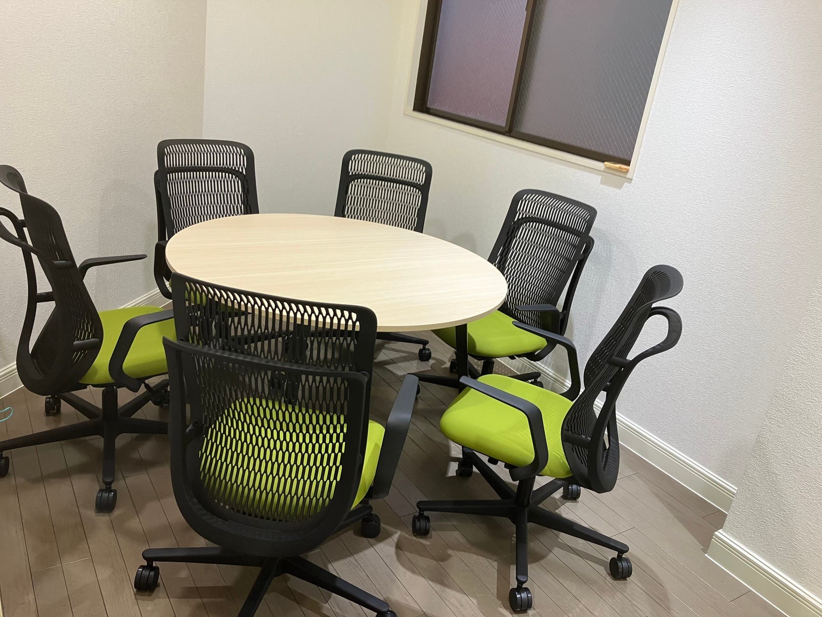 JR成田駅東口から徒歩30秒　ミーティングRoom A/ GAKUYA Bird店 / 6名まで利用可能 / 光回線 の写真1