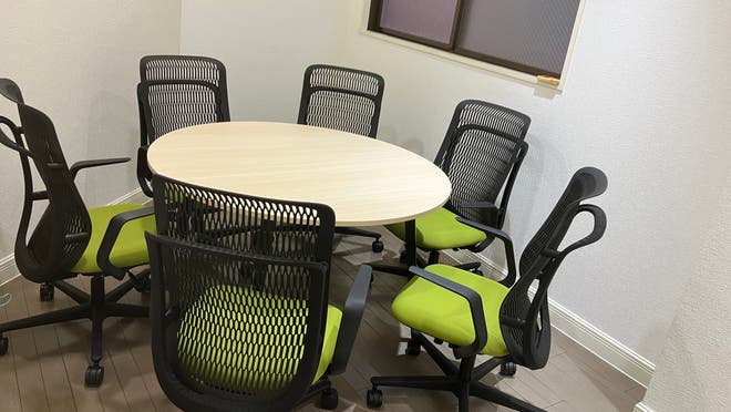 JR成田駅東口から徒歩30秒 ミーティングRoom A/ GAKUYA Bird店 / 6名まで利用可能 / 光回線 の写真1