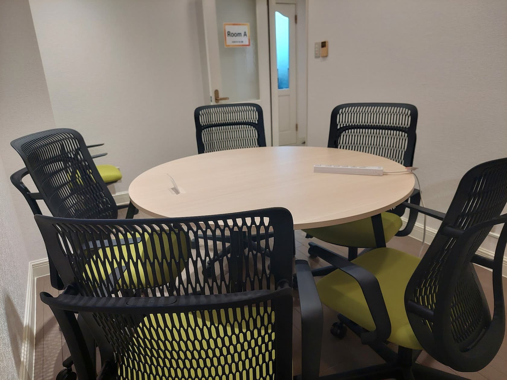 JR成田駅東口から徒歩30秒　ミーティングRoom A/ GAKUYA Bird店 / 6名まで利用可能 / 光回線 の写真6