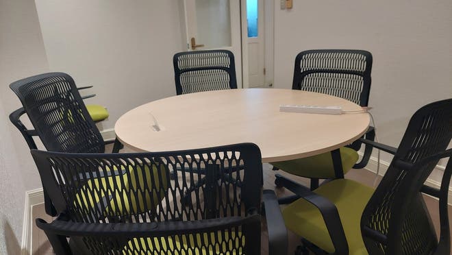 JR成田駅東口から徒歩30秒 ミーティングRoom A/ GAKUYA Bird店 / 6名まで利用可能 / 光回線 の写真6