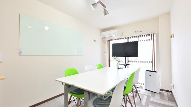 【JR浜松駅南口徒歩1分!8名利用可!】モニター・WiFi・PC・ゲーム機無料!ふれあい貸し会議室 浜松B シン・浜松スペースの写真1