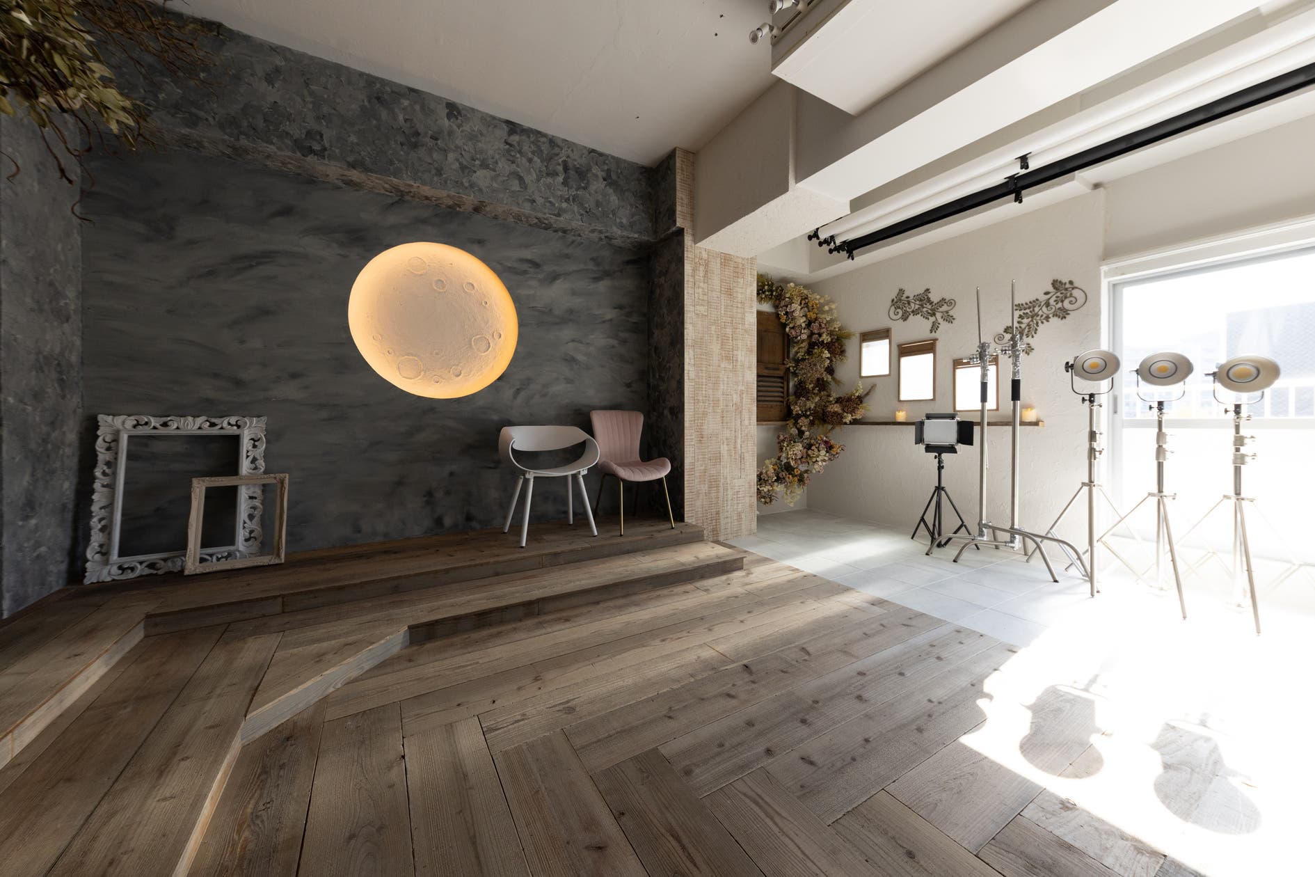 満月のグラデーションと超大型ドライフラワー造形｜一日中自然光が降り注ぐ本格撮影スタジオ｜大型バルコニー有の写真17