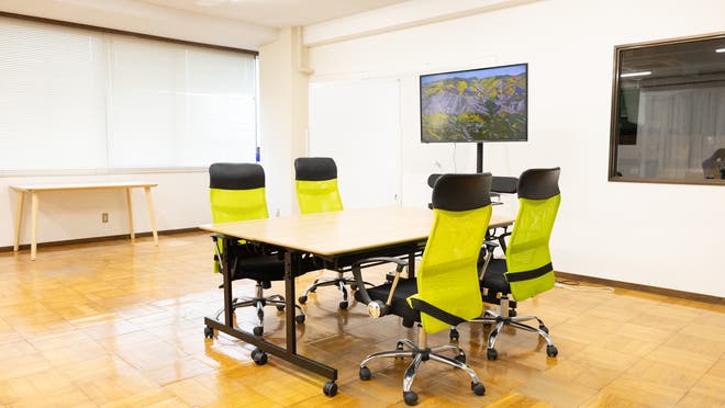 【宇都宮駅より車で5分】🎊最大30名利用可!広々70㎡✨駐車場10台以上有り✨バス停徒歩10秒でアクセス◎のマルチ会議室の写真1