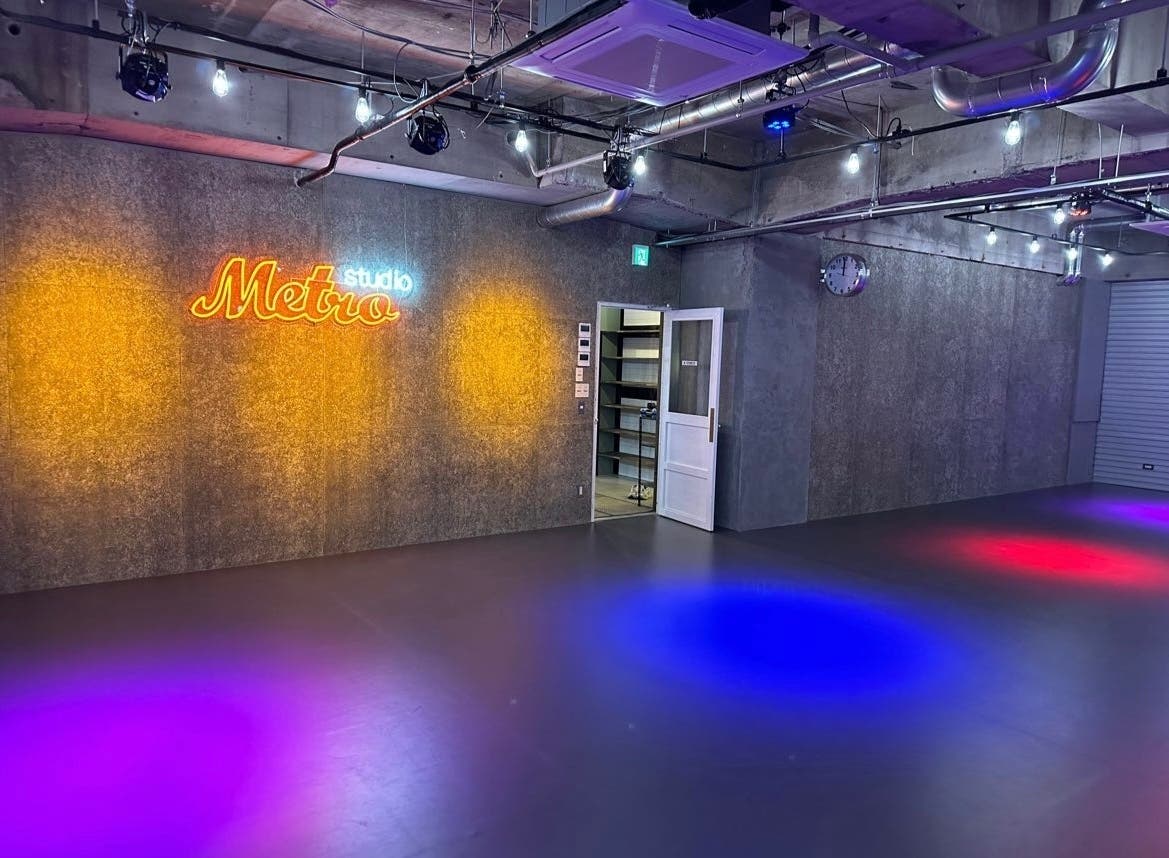 「Aスタジオ」綱島駅東口から徒歩2分の好立地！舞台並みの照明設備を完備した、オシャレで広い！撮影やリハーサルに最適なスタジオの写真1