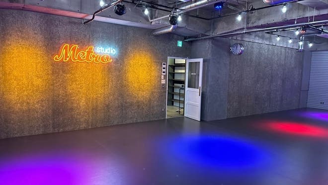 「Aスタジオ」綱島駅東口から徒歩2分の好立地!舞台並みの照明設備を完備した、オシャレで広い!撮影やリハーサルに最適なスタジオの写真1