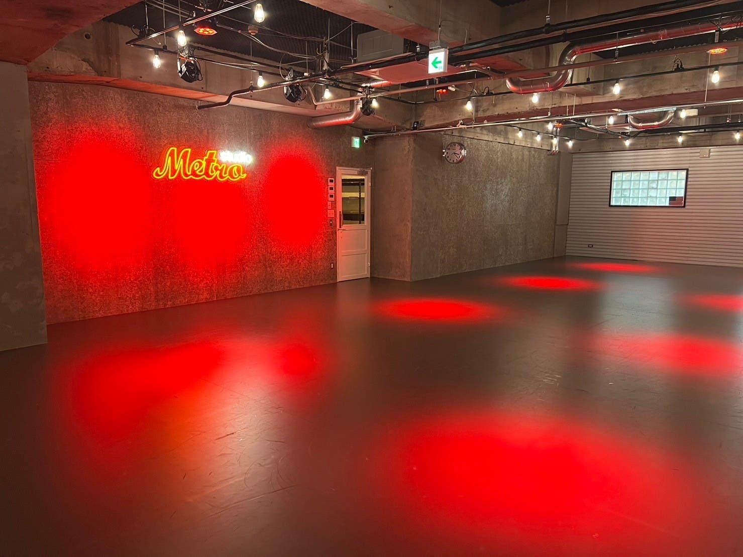 「Aスタジオ」綱島駅東口から徒歩2分の好立地！舞台並みの照明設備を完備した、オシャレで広い！撮影やリハーサルに最適なスタジオの写真2