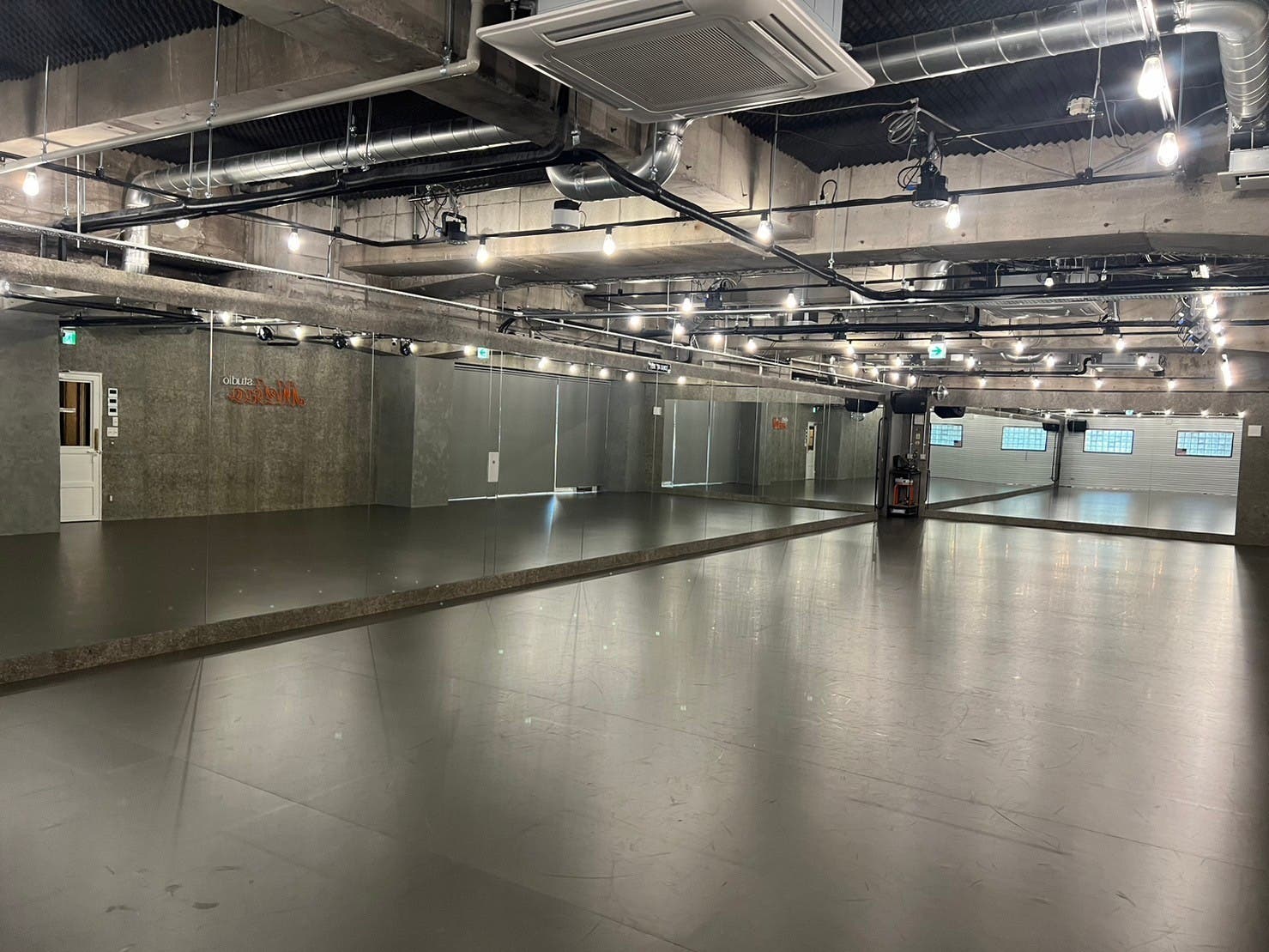 「Aスタジオ」綱島駅東口から徒歩2分の好立地！舞台並みの照明設備を完備した、オシャレで広い！撮影やリハーサルに最適なスタジオの写真3