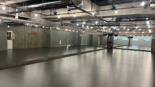 「Aスタジオ」綱島駅東口から徒歩2分の好立地!舞台並みの照明設備を完備した、オシャレで広い!撮影やリハーサルに最適なスタジオの写真3