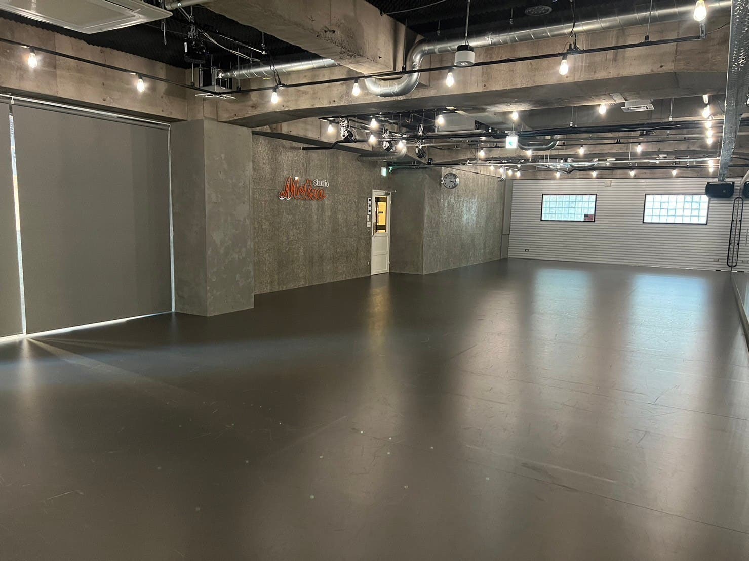 「Aスタジオ」綱島駅東口から徒歩2分の好立地！舞台並みの照明設備を完備した、オシャレで広い！撮影やリハーサルに最適なスタジオの写真4