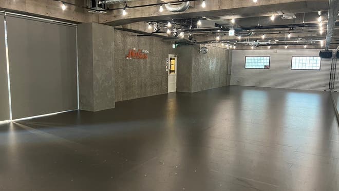 「Aスタジオ」綱島駅東口から徒歩2分の好立地!舞台並みの照明設備を完備した、オシャレで広い!撮影やリハーサルに最適なスタジオの写真4