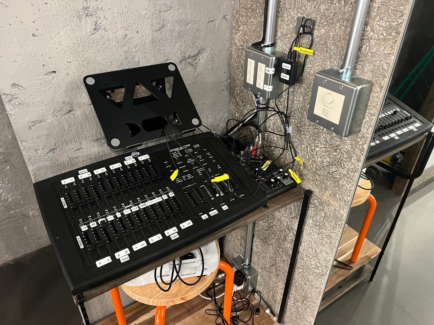 「Aスタジオ」綱島駅東口から徒歩2分の好立地！舞台並みの照明設備を完備した、オシャレで広い！撮影やリハーサルに最適なスタジオの写真7