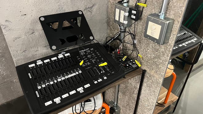 「Aスタジオ」綱島駅東口から徒歩2分の好立地!舞台並みの照明設備を完備した、オシャレで広い!撮影やリハーサルに最適なスタジオの写真7