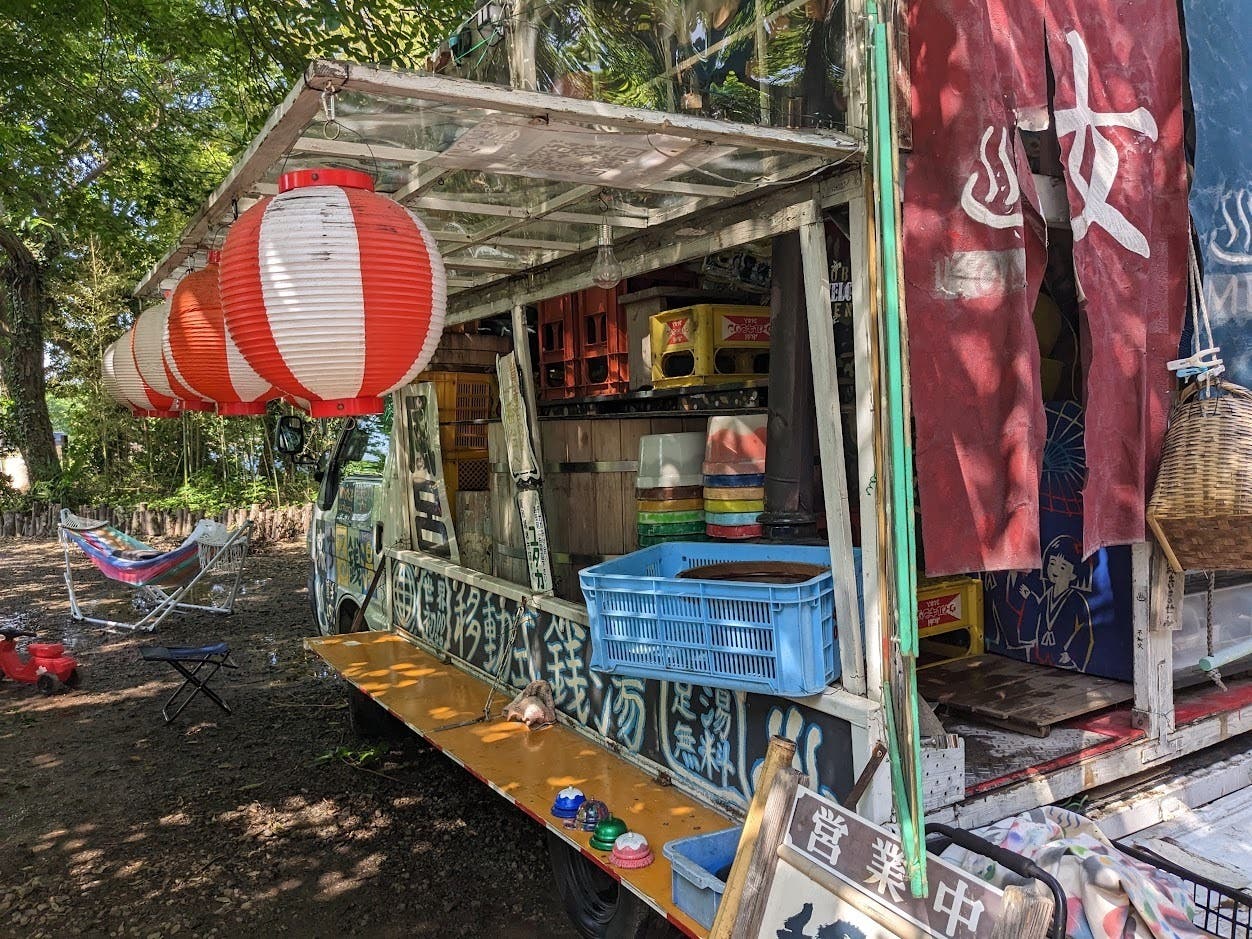 プライベートに使えるログハウスと庭の写真14