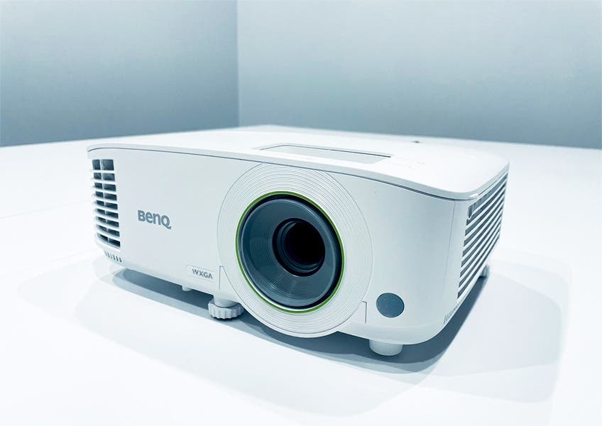 全面ホワイトボードの会議室・無料貸し出しのプロジェクターでプレゼンテーションなど可能。普段とは少し違った空間での会議などの写真5