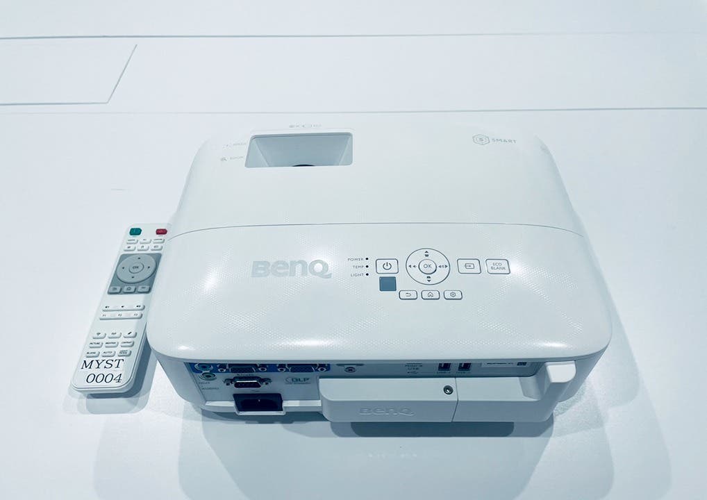 全面ホワイトボードの会議室・無料貸し出しのプロジェクターでプレゼンテーションなど可能。普段とは少し違った空間での会議などの写真6