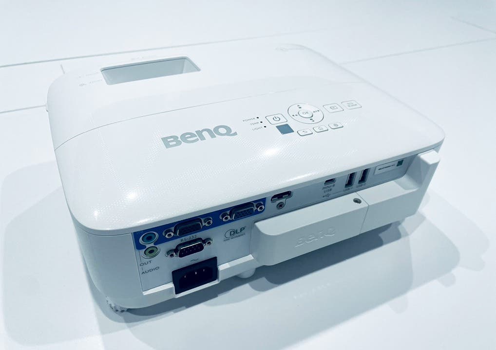 全面ホワイトボードの会議室・無料貸し出しのプロジェクターでプレゼンテーションなど可能。普段とは少し違った空間での会議などの写真7