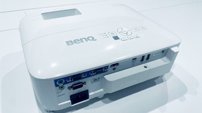 全面ホワイトボードの会議室・無料貸し出しのプロジェクターでプレゼンテーションなど可能。普段とは少し違った空間での会議などの写真7