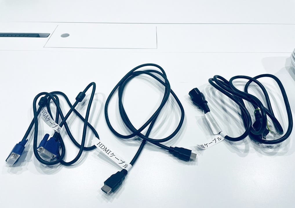 全面ホワイトボードの会議室・無料貸し出しのプロジェクターでプレゼンテーションなど可能。普段とは少し違った空間での会議などの写真8