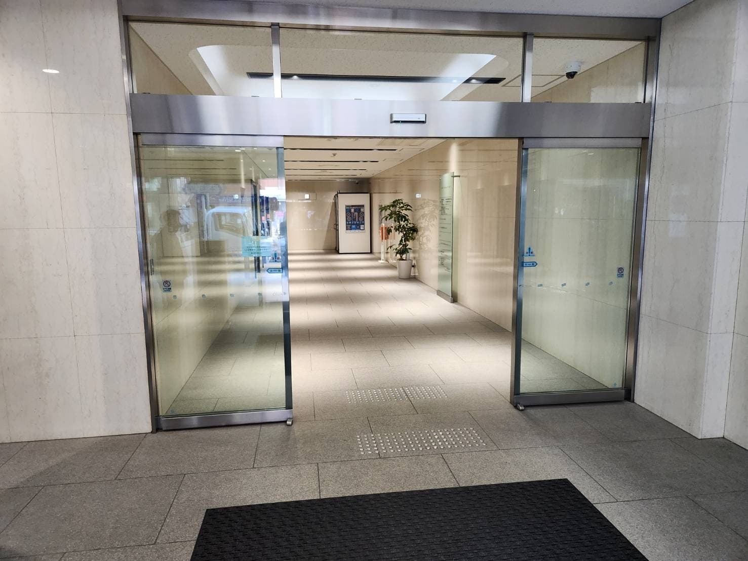 【テレキューブ】東京建物本町ビルの個室型ワークブース（207-01）です。視線と音を遮る、プライベートな集中環境。の写真1