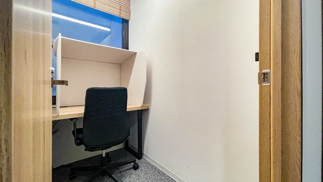 【高田馬場駅徒歩3分】1人用ワークスペース🌼Wi-Fi・吸音仕切 完備🌼✨Web会議/テレワーク/ウェビナー✨ の写真3