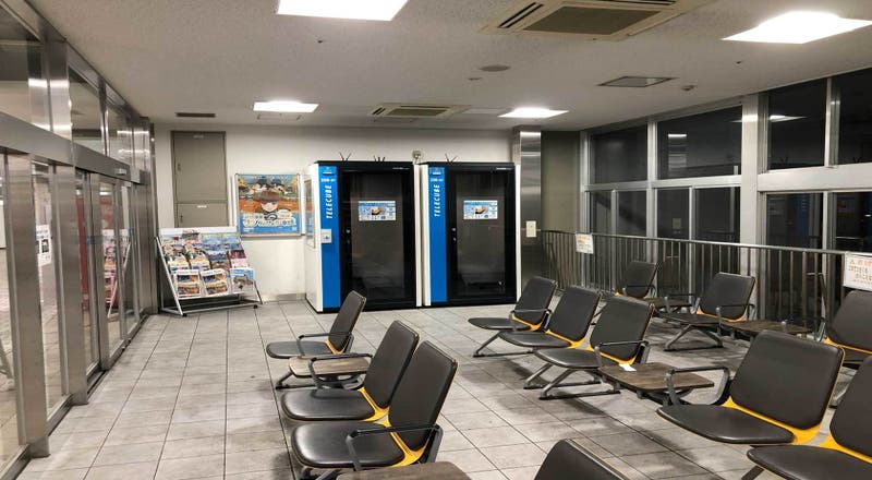 【テレキューブ】近鉄京都駅 2F改札内の個室型ワークブース（208-01）です。視線と音を遮る、プライベートな集中環境。