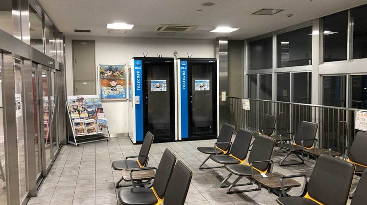 【テレキューブ】近鉄京都駅 2F改札内の個室型ワークブース(208-02)です。視線と音を遮る、プライベートな集中環境。の写真1