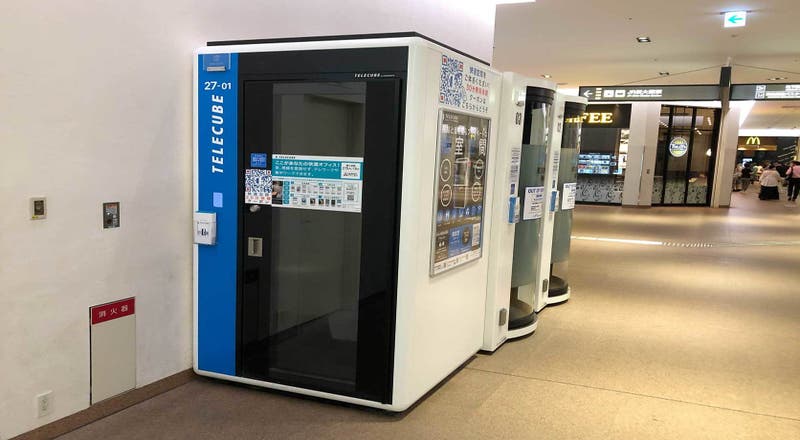 【テレキューブ】新大阪阪急ビルの個室型ワークブース（27-01）です。視線と音を遮る、プライベートな集中環境。