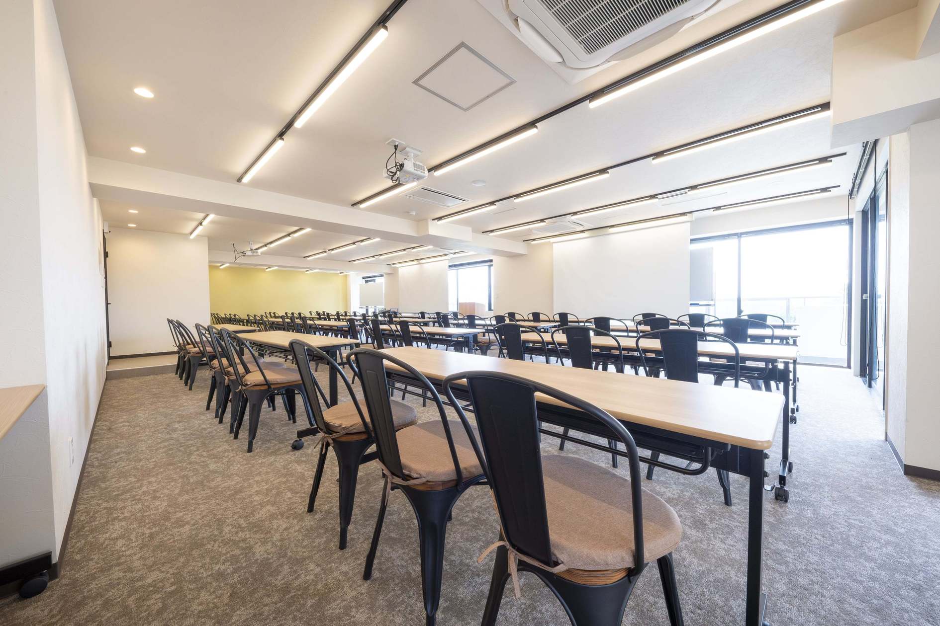 8A【新宿御苑前駅2分】69名着席の会議室！設備・備品が充実♪Wi-Fi無料！清掃で衛生面も安心♥便利な駅近の写真1