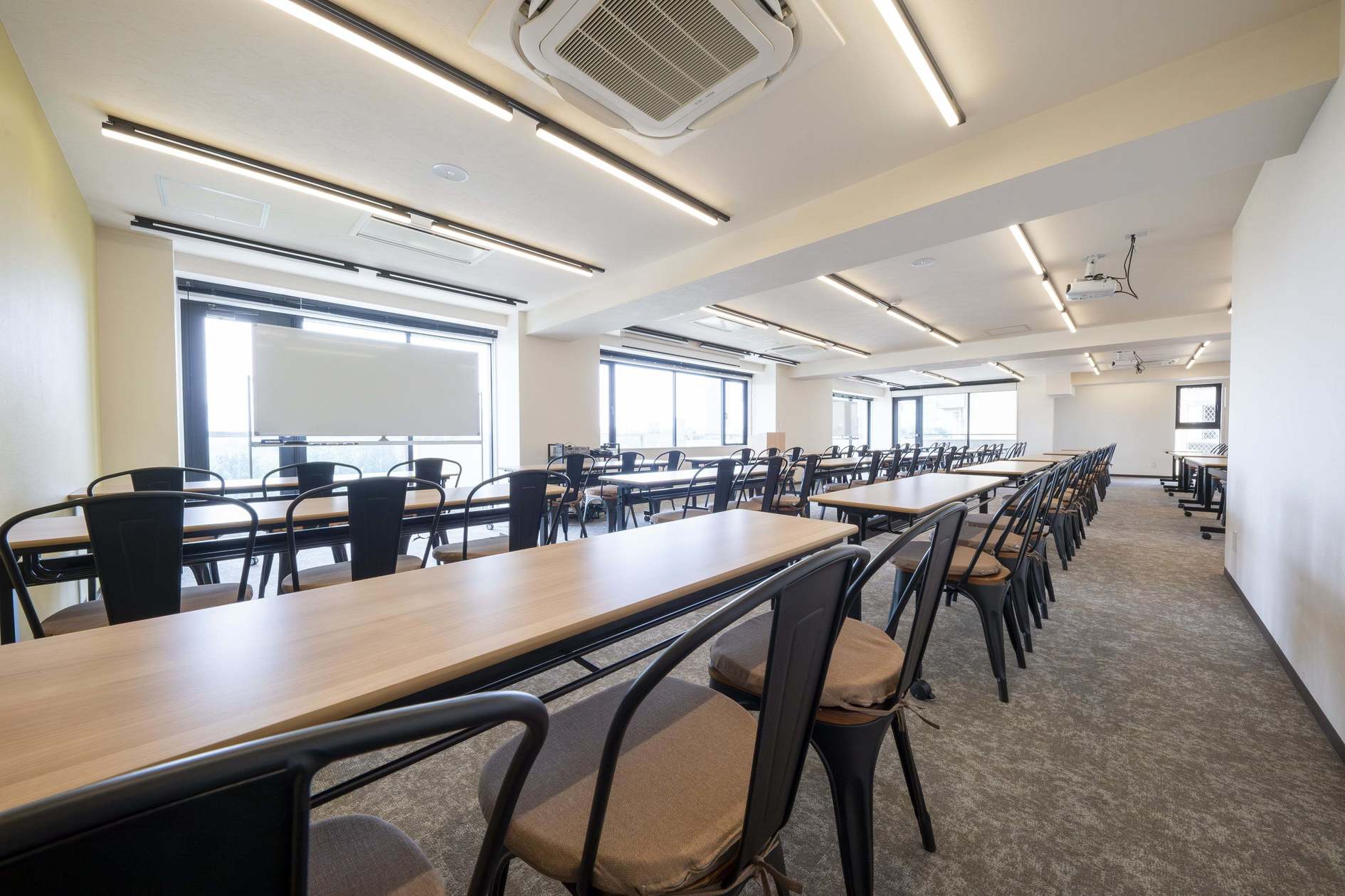 8A【新宿御苑前駅2分】69名着席の会議室！設備・備品が充実♪Wi-Fi無料！清掃で衛生面も安心♥便利な駅近の写真2